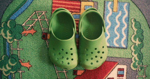 Cổ phiếu hãng giày 'xấu xí' Crocs tăng 222% chỉ trong chưa đầy 1 năm ...